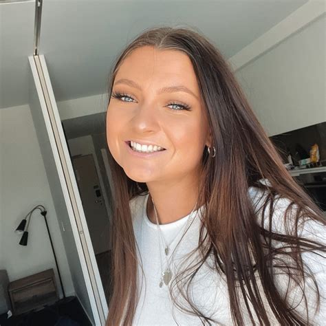 Lily Sharp Makeup
