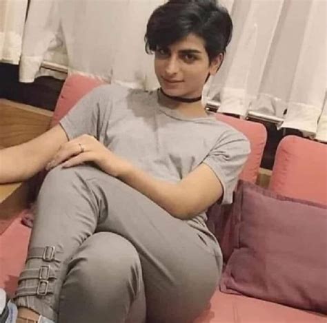 ‏لو ذا جاء عندكم يخطب تزوجونه 👇😖