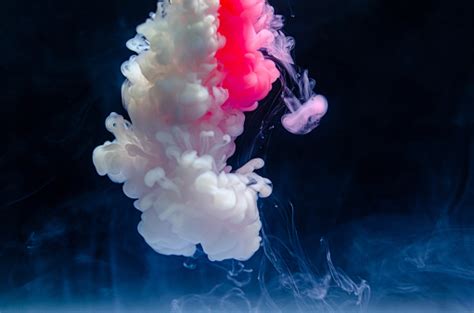 물에 여러 가지 색 페인트 잉크가 수중으로 소용돌이합니다 검은 색 배경에 밝은 잉크의 충돌의 구름 연기의 다채로운 추상폭발 추상적 배경 0명에 대한 스톡 사진 및 기타