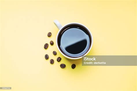 노란색 배경에 컵과 커피 콩에 검은 커피 맨 위 보기 공간 복사 0명에 대한 스톡 사진 및 기타 이미지 0명 개념 개념과 주제 Istock