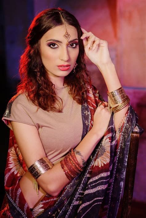 Het Indische Meisje Met Oosterse Juwelen En Samenstellingshenna Was Op Hand Van Toepassing