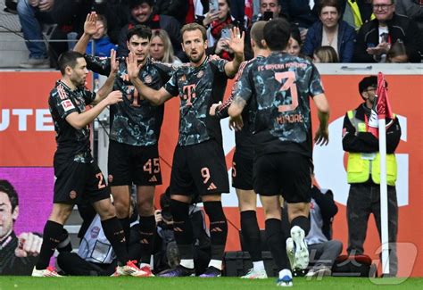 포토 프라이부르크 전 선제 골 넣은 케인 축하하는 김민재 뉴스1