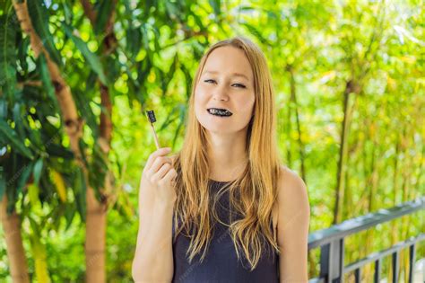 Mujer Joven Cepillarse Los Dientes Con Polvo De Carbón Activado Para Cepillarse Y Blanquearse