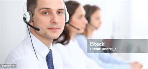 센터 운영자를 호출 합니다 고객을 컨설팅 하면서 헤드셋에 사업에 집중 It 지원에 대한 스톡 사진 및 기타 이미지 It 지원