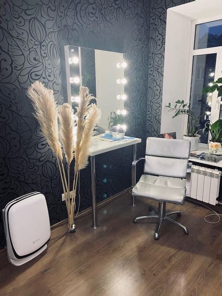 Аренда Сдаём рабочие места мастера маникюра и педикюра и рабочее место бровиста визажиста