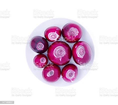 흰색 배경에 격리 된 흰색 접시에 전체 신선한 샬롯을 껍질을 벗기십시오 평면도 또는 플랫 레이 0명에 대한 스톡 사진 및 기타 이미지 Istock