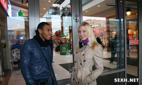 Foto De Русская давалка обслужила пару ребят в общественном туалете