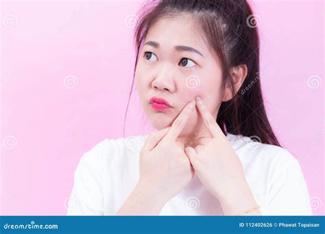 Het Portret Van Mooi Jong Aziatisch Vrouwen Zwart Haar Draagt Een Witte
