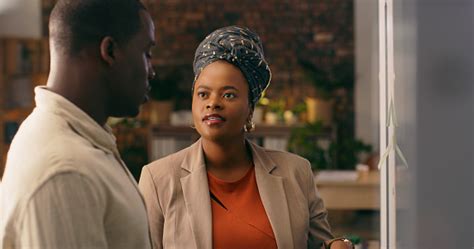 사업가 팀워크 및 야간 솔루션 브레인스토밍 또는 문제 해결 아이디어를 위한 유리 보드 계획 시간 관리 프로젝트 협업 및 전문 아프리카 여성 및 남성 목표 20 24세에 대한