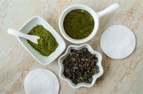 드라이 녹차 잎 녹차 얼굴 또는 헤어 마스크와 말차 분말과 면 패드세 개의 작은 흰색 그릇 내츄럴 뷰티 트리트먼트 스킨 케어 컨셉 상단 보기 복사 공간 0명에 대한 스톡