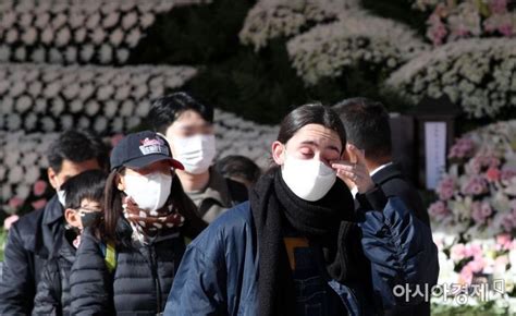 포토 눈물 훔치는 외국인 아시아경제