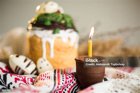 에코 스타일에 부활절 케이크 장식 국가 전통적인 수건의 배경에 계란과 둥지의 형태에 0명에 대한 스톡 사진 및 기타 이미지 0명 달걀 마실 것 Istock