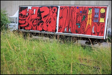 배경 화면 도시의 지역 거리 미술 파리 그림 물감 벽 잃어버린 낙서 페인트 예술가 꾸뛰르 꼬리표 편지 스타일 자리 스프레이 공작 군용 트럭