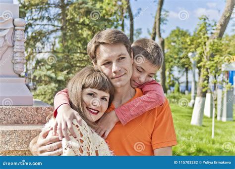 Familia De Abrazo En Verano Foto De Archivo Imagen De Cabrito Muchacha