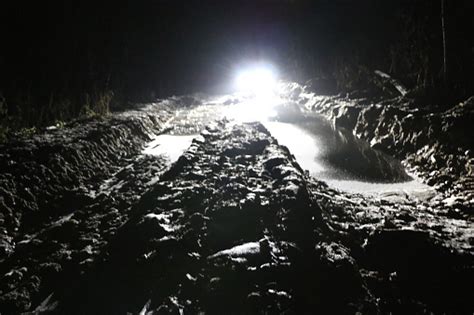 얼어붙은 진흙 얼음 웅덩이와 숲도로 차도 조명으로 밤에 냉동 0명에 대한 스톡 사진 및 기타 이미지 0명 겨울 결정체