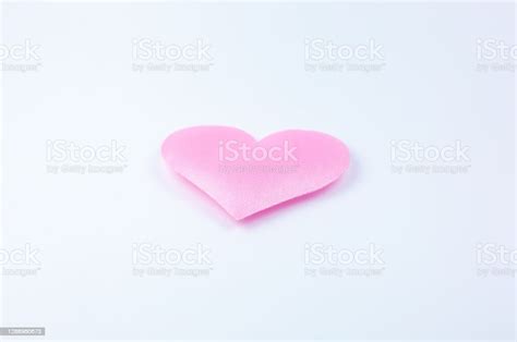 흰색 배경에 분홍색 심장 세인트 발렌타인 데이 컨셉 사랑과 낭만적 인 사진 휴일 엽서 사랑과 아름다운 따뜻한 벽지 부드러운 초점 공간을 복사합니다 0명에 대한 스톡 사진 및