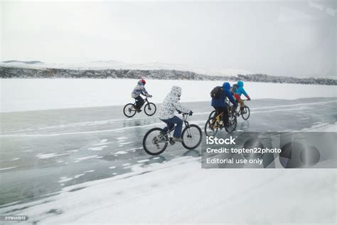 배낭을 멘 여행자 그룹은 겨울에 바이칼 호수의 얼음 위에서 자전거를 탑니다 겨울에 대한 스톡 사진 및 기타 이미지 겨울 경쟁 계절 Istock