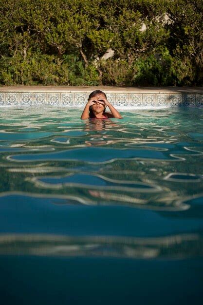 Девочка плавает в бассейне Премиум фото