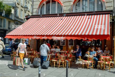 Cafe Dengan Area Duduk Di Bawah Tenda Berwarna Warni Desain Id