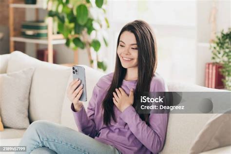 사랑스러운 어린 십대 소녀 화상 통화 옷 입은 보라색 의복 넓은 집 밝은 실내 방 이야기 사진 14 15 살에 대한 스톡 사진 및 기타 이미지 Istock