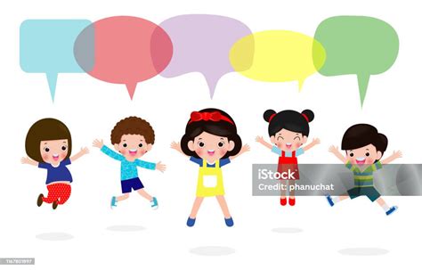 연설 거품으로 노는 아이들 연설 거품으로 점프하는 세련된 아이들 흰색 배경에 고립 된 연설 풍선으로 이야기하는 어린이 벡터 일러스트레이션 공원에 대한 스톡 벡터 아트 및