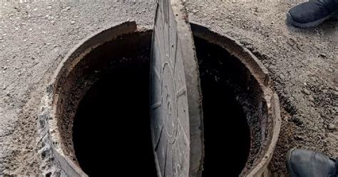 В Новосибирске мальчик с головой провалился в колодезный люк Новости Mail