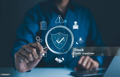 작업 안전 및 규정 준수 개념 작업 안전 규정 준수 위험 관리 및 운영 효율성 아이콘이 있는 돋보기를 들고 있는 사업가는 안전 표준의 중요성을 강조합니다 동조에 대한 스톡