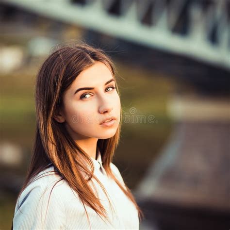 Ritratto Di Una Bellissima Ragazza Adolescente Nella Luce Del Tramonto