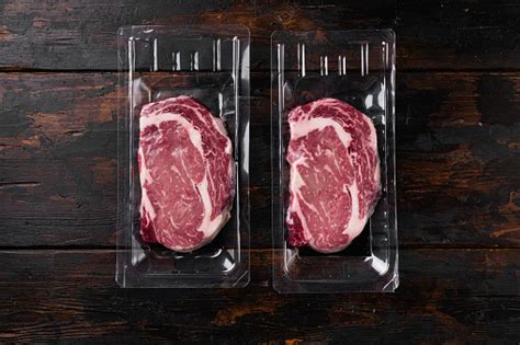 진공 팩에 프리미엄 리브 눈 스테이크 오래된 어두운 나무 테이블 배경에 상단 보기 평면 누워 텍스트복사 공간 Entrecôte에 대한 스톡 사진 및 기타 이미지 Istock