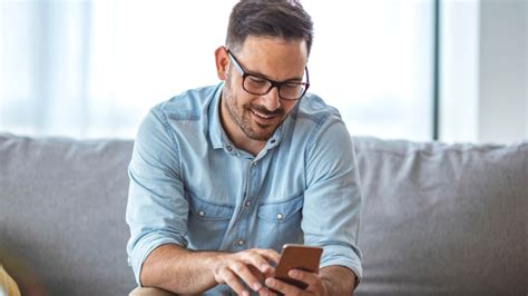 11 Outdated Text Messages People Send That Unintentionally Reveal Their Age YourTango