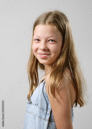 Preteen Girl Smiling Photo Libre De Droits Sur La Banque Dimages