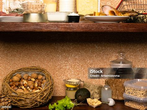 건강 한 단백질 소스 및 바디 빌딩 식품의 구색 고기 생선 닭고기 미트볼 달걀 유제품 치즈 요구르트 아보카도 콩 견과류 귀리 식사 아보카도 메 밀 라 드 상위 뷰 가금류에