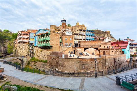 오래 된 유황 탕 나무와 Abanotubani 지구에서 새겨진 오래 된 타운의 트빌리시 조오지 아에 있는 발코니 거리에 대한 스톡 사진 및 기타 이미지 Istock