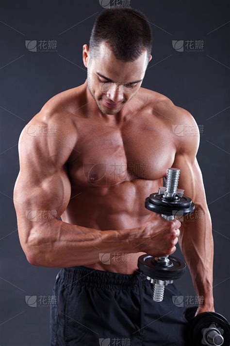 腹肌举重训练都市型男韧性青年男人手臂躯干职业运动员白人杠铃