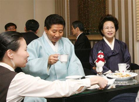 [노무현사료관] [영화상영을 기다리며 티타임을 갖는 노무현 대통령 내외]