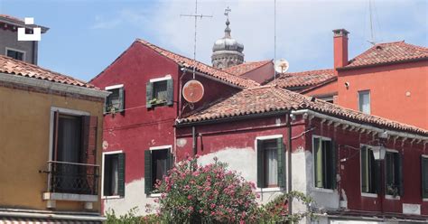 Una Fila De Edificios Rojos Y Blancos Uno Al Lado Del Otro Foto