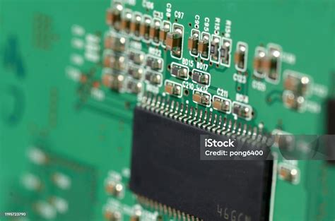 컴퓨터 기판 하드웨어 마더 보드 마이크로 일렉트로닉스 서버 Cpu 칩 반도체 회로 코어 레드 기술 배경 또는 프로세서 개념 전자