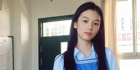 少年的你魏莱演员打扮大山谷图库