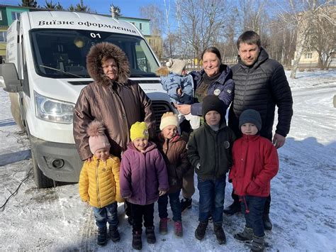 На Харківщині міграційники оформили закордонні паспорти багатодітній родині Державна