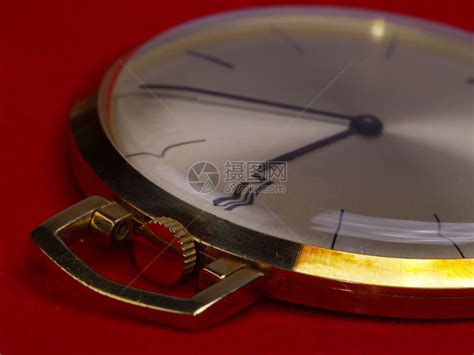 口袋手表宏观金属红色时间金子乡愁钟表数字天鹅绒古董高清图片下载 正版图片320111645 摄图网