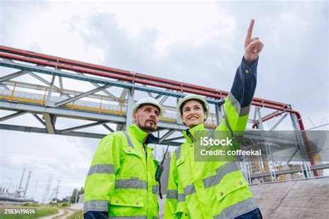 석유 파이프라인 산업에서 함께 일하는 엔지니어 석유 및 가스 정제 파이프 서비스 팀 작업자 25 29세에 대한 스톡 사진 및 기타 이미지 Istock