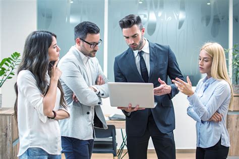 현대 사무실에서 회의에서 비즈니스 전략을 설명하는 상사의 말을 듣는 진지한 비즈니스 팀 감독에 대한 스톡 사진 및 기타 이미지 감독 걱정하는 경영자 Istock