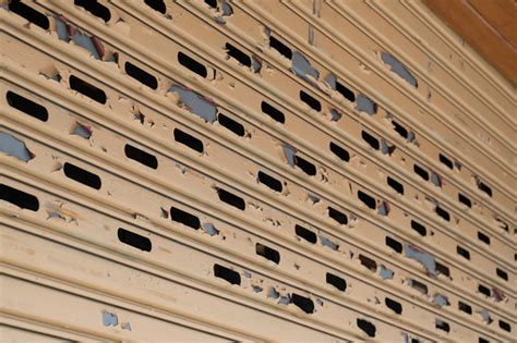 스테인리스 압 연 셔터 문 배경 오래 된 슬라이드 문 롤러 셔터 질감 러 스 티 스테인리스 게이트 0명에 대한 스톡 사진 및 기타 이미지 Istock