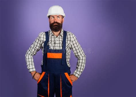 Retrato En Casco De Construcción Albañil O Reparador Con Uniforme De