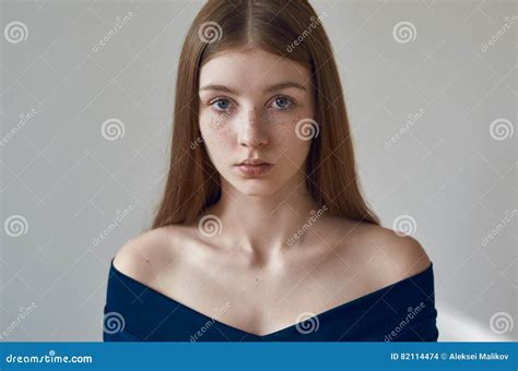 Tema Di Bellezza Ritratto Di Bella Ragazza Con Le Lentiggini Sul Suo