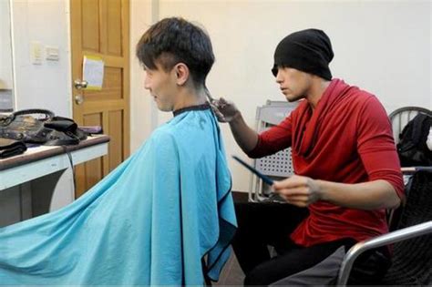 周杰倫「變身」化妝師，果然有板有眼！ 每日頭條