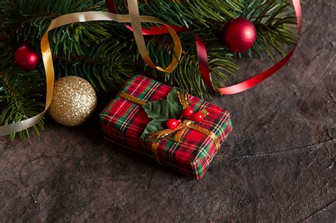 전나무 가지 빨간색과 황금색 크리스마스 공 및 선물 상자와 크리스마스 구성 클로즈업 짙은 갈색 배경에 평면도 12월에 대한 스톡 사진 및 기타 이미지 Istock