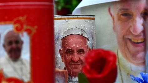 Oíche Caite Ar A Shuaimhneas Ag An Bpápa San Ospidéal