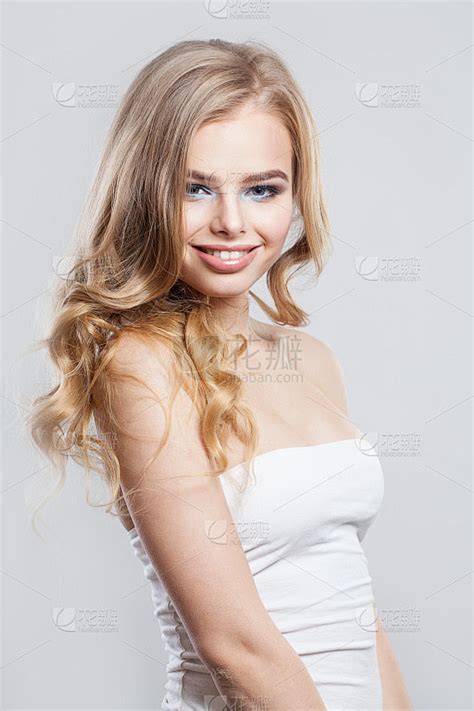 白底上的金发美女