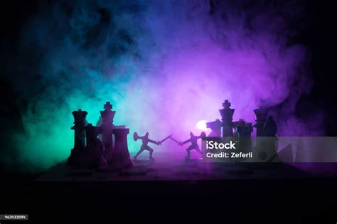 기병대와 보병 체스판에 중세 전투 장면 체스 보드 게임 개념 사업 아이디어와 경쟁 전략 아이디어의 체스 어두운 배경에 인물